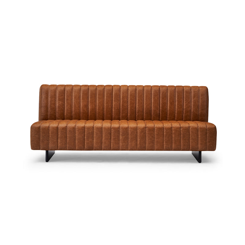 SOFA ESTACIONARIO DE TRES ASIENTOS CON FRENTE PIEL CAMEL – Ilumel